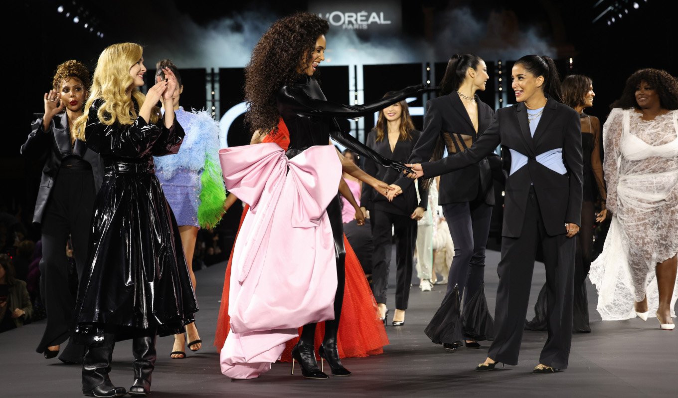 Defile Paris: Moda i Emancipacija na Esplanadi Ajfela | L'Oréal Paris